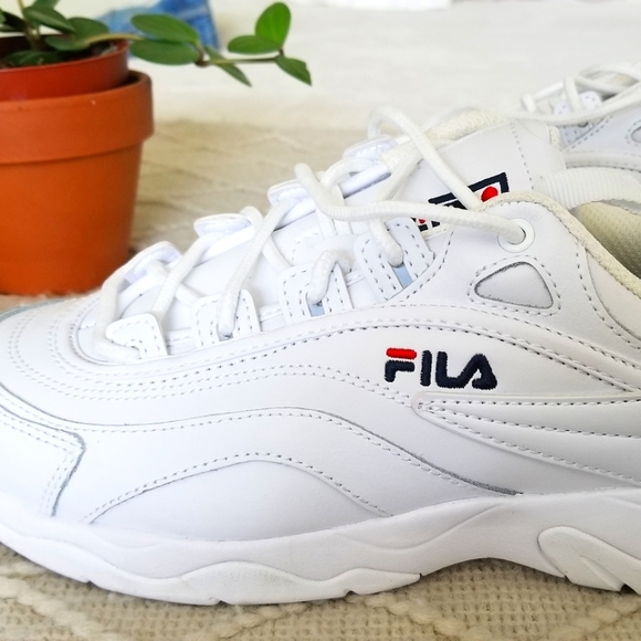 Fila | Shoes | Fila Womens Disarray Athletic Shoe White 9 | Poshmark